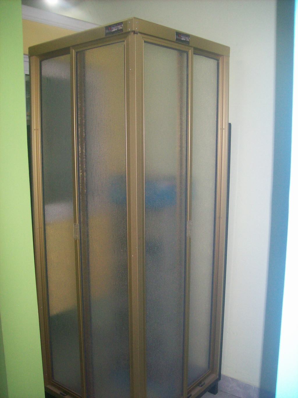 Mampara aluminio anodizado y poliestireno – Aberturas & Vidrios